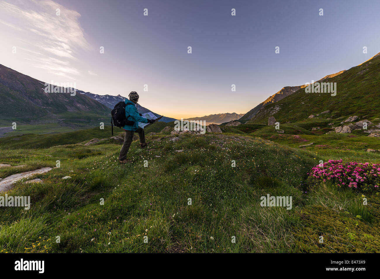 People watching map hi-res stock photography and images - Alamy
