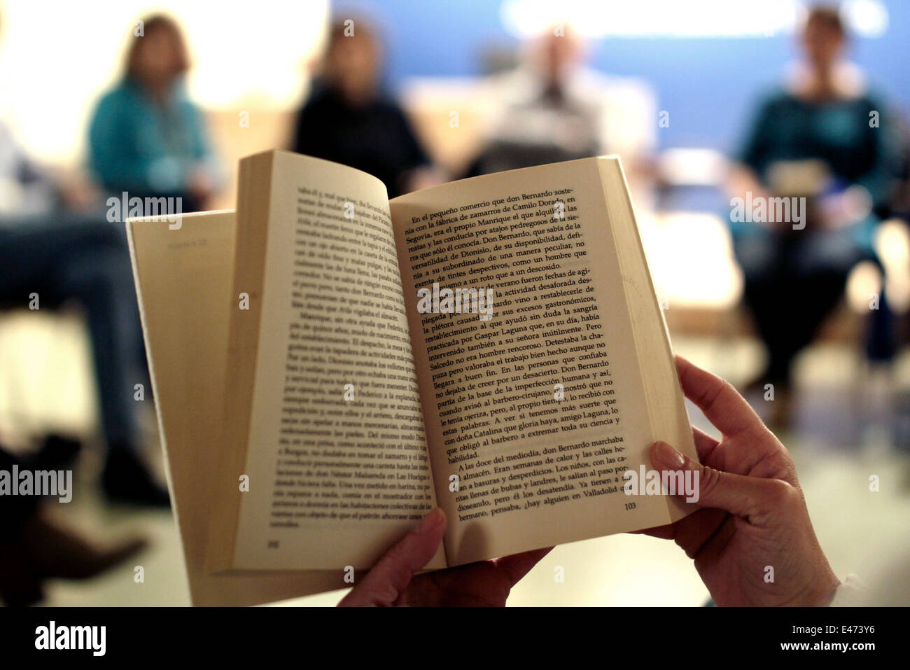 Read reader readers hi-res stock photography and images - Alamy