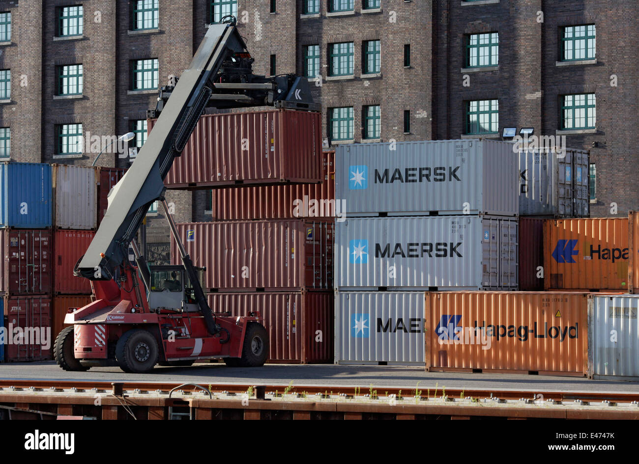 Handling container hi-res stock photography and images - Alamy