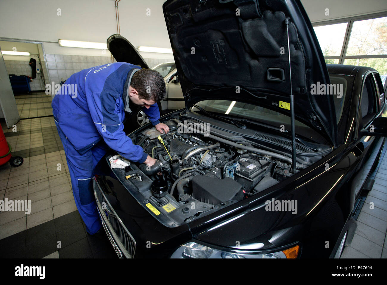 Automotive craft shop hi-res stock photography and images - Alamy