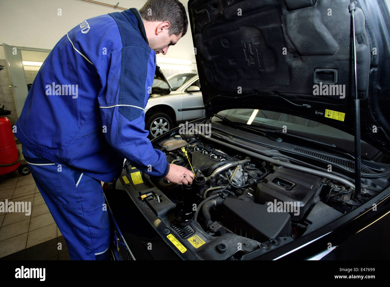 Repair economy hi-res stock photography and images - Alamy
