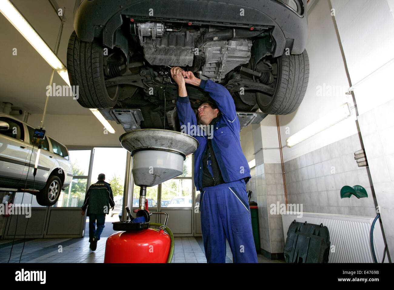 Automotive repair shop Stock Photo - Alamy