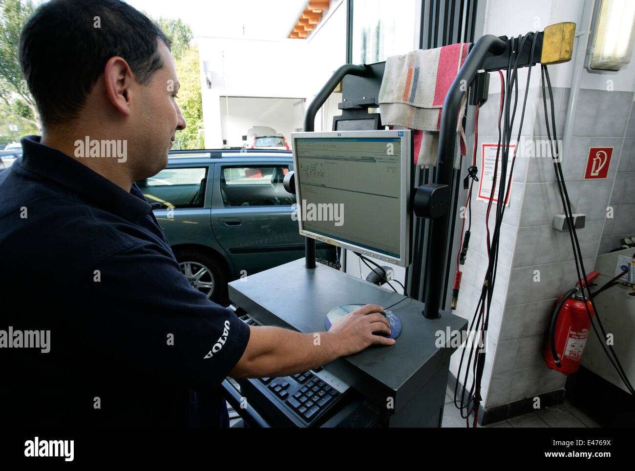 Automotive repair shop Stock Photo - Alamy