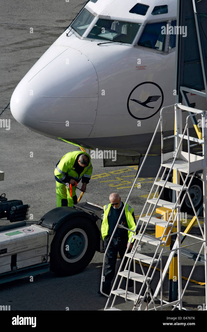 Ground crew hi-res stock photography and images - Alamy