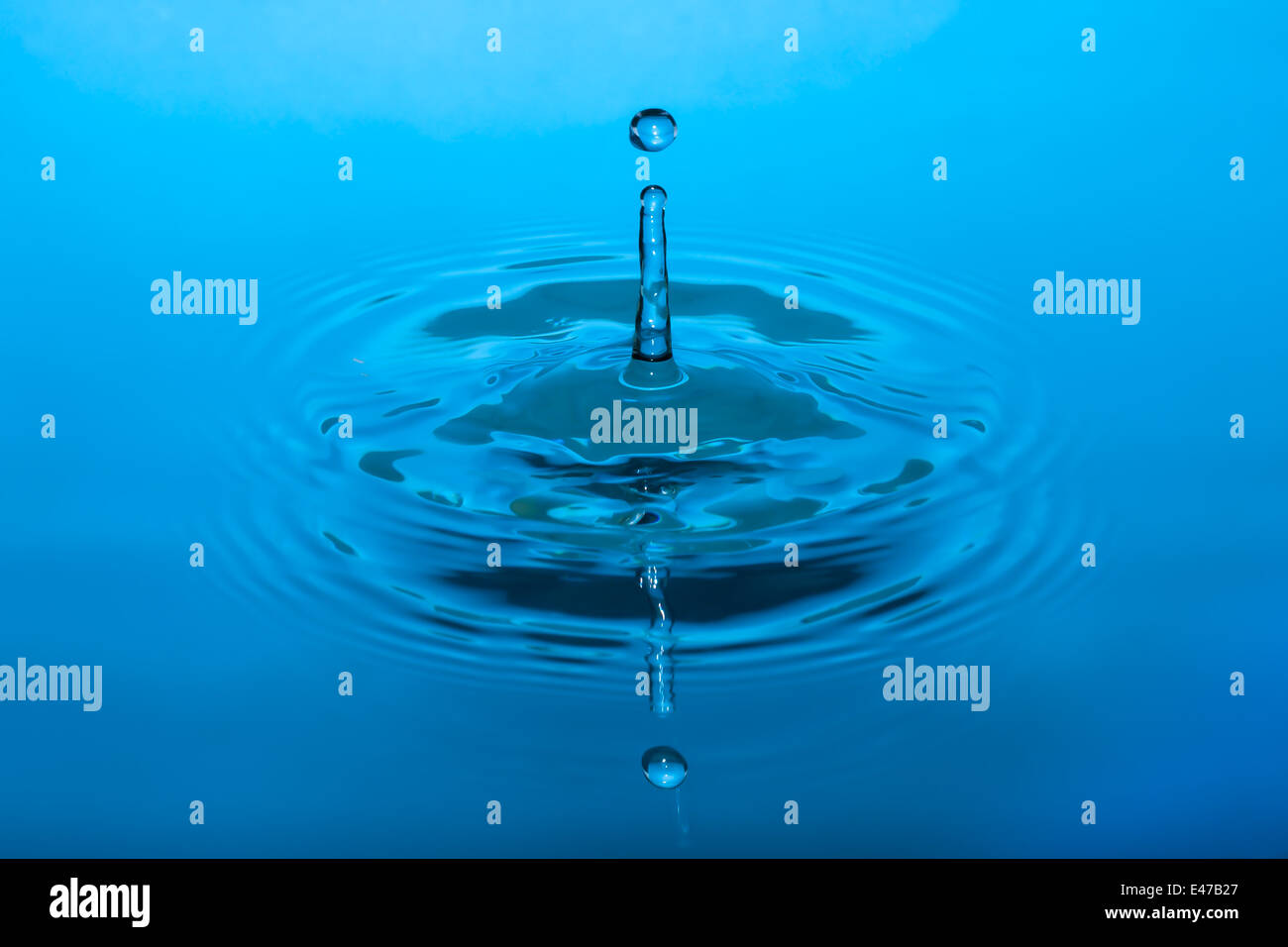 Mirrored closeup from pile of falling droplet Stock Photo - Alamy