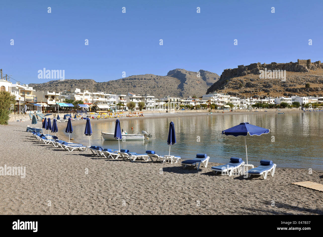 Griechenland, Rhodos, Charaki, Hauptstrand mit Festung Feraklos Stock ...