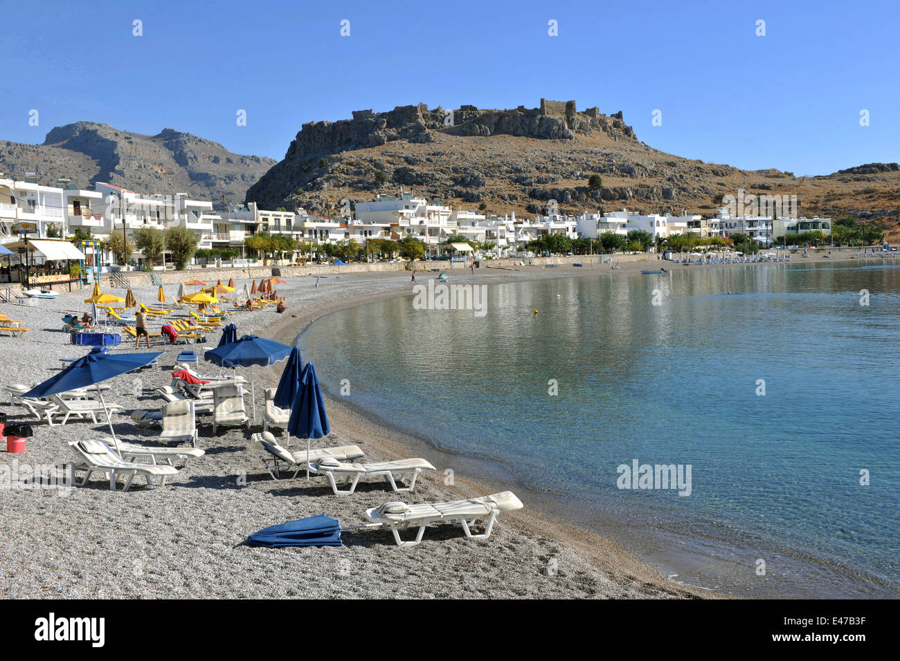 Griechenland, Rhodos, Charaki, Hauptstrand mit Festung Feraklos Stock ...