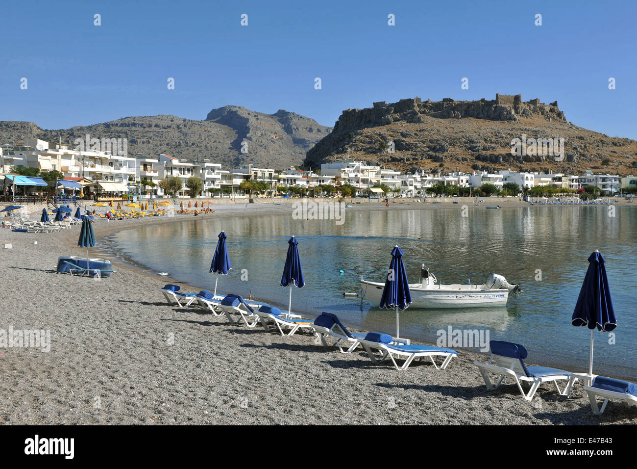 Griechenland, Rhodos, Charaki, Hauptstrand mit Festung Feraklos Stock ...