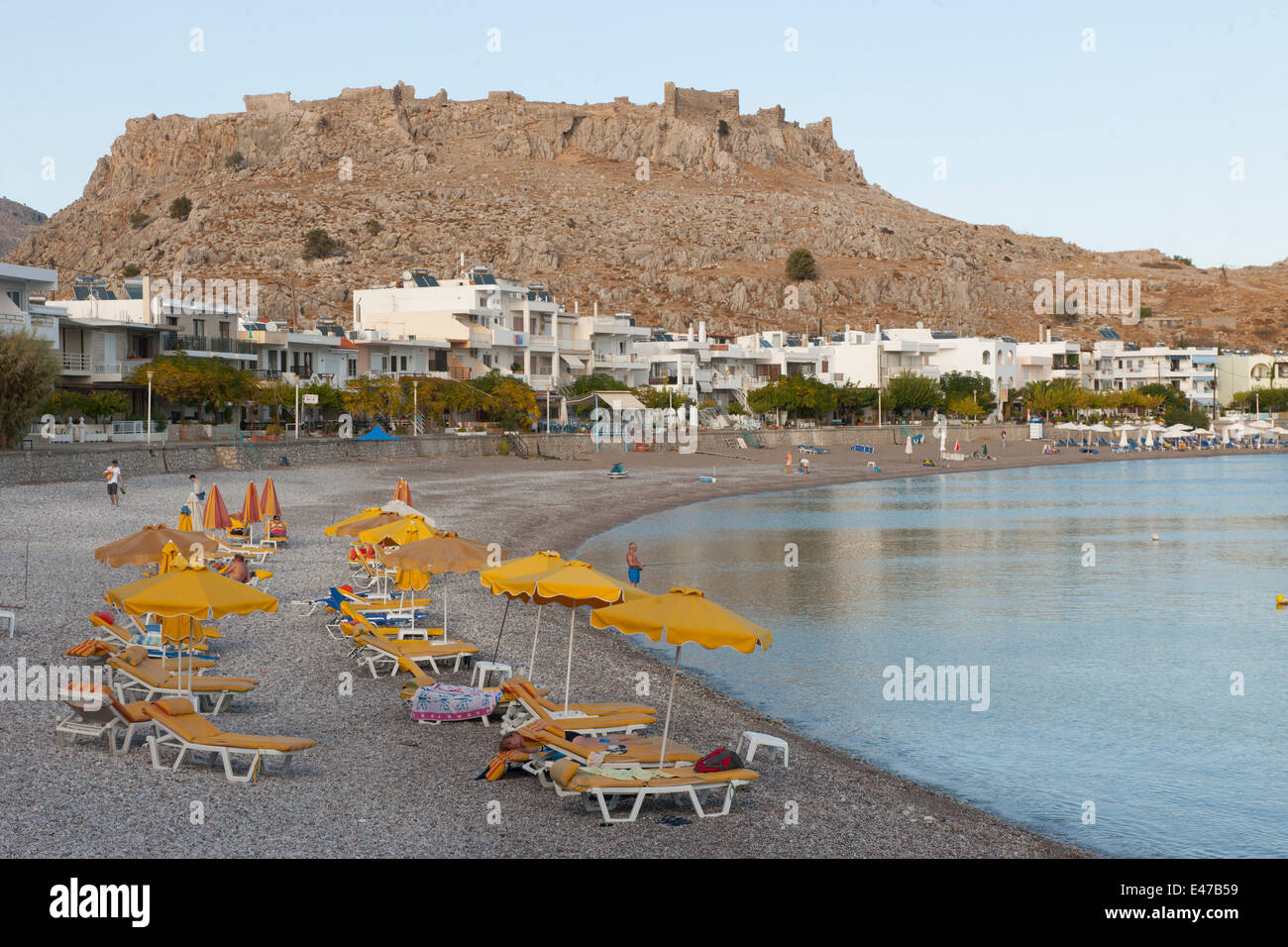 Griechenland, Rhodos, Charaki, Hauptstrand mit Festung Feraklos Stock ...