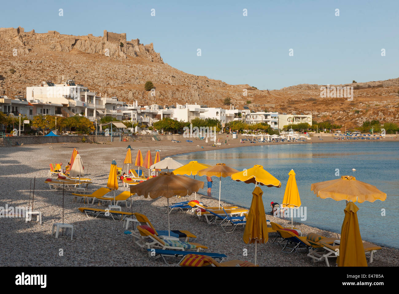 Griechenland, Rhodos, Charaki, Hauptstrand mit Festung Feraklos Stock ...