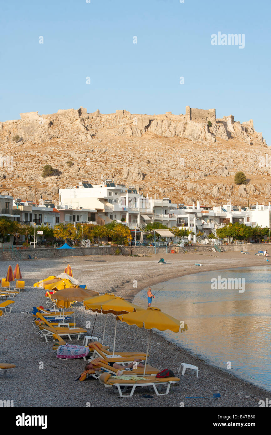 Griechenland, Rhodos, Charaki, Hauptstrand mit Festung Feraklos Stock ...