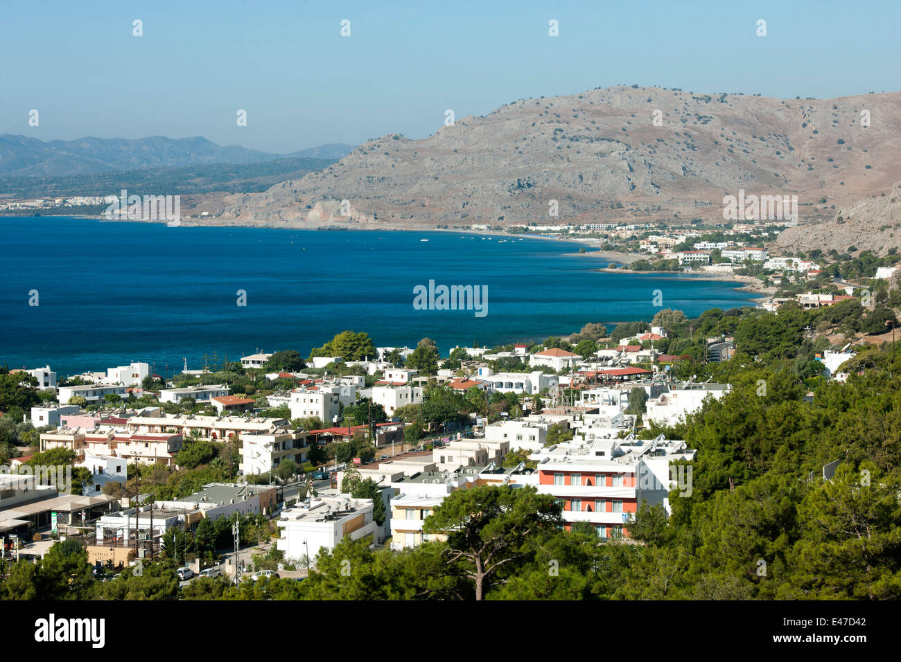 Griechenland, Rhodos, Pefki, Blick über den Urlaubsort und die Bucht ...