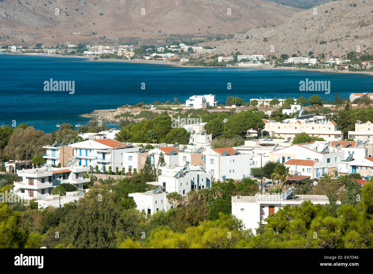 Griechenland, Rhodos, Pefki, Blick über den Urlaubsort und die Bucht ...