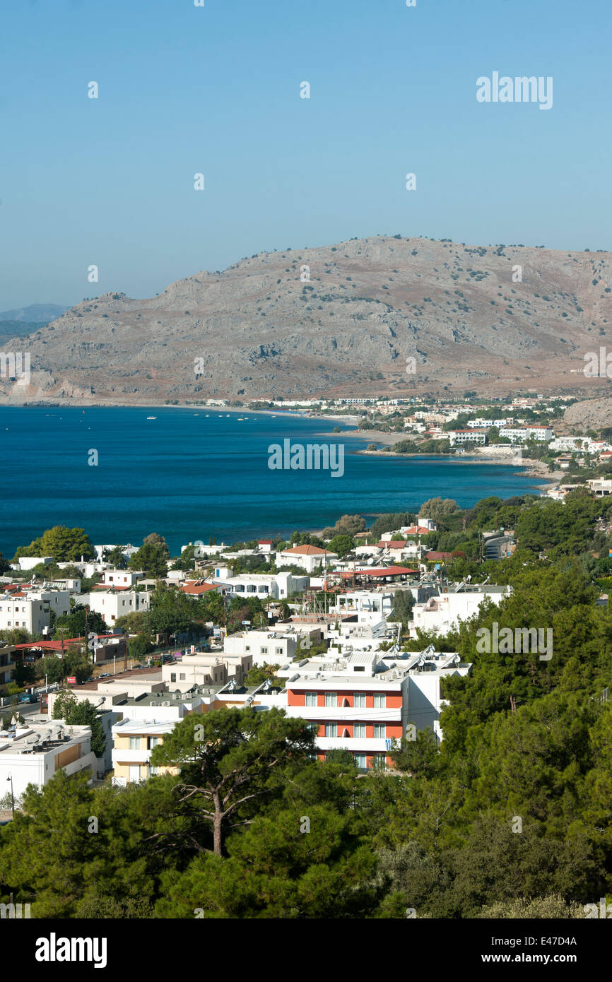 Griechenland, Rhodos, Pefki, Blick über den Urlaubsort und die Bucht ...