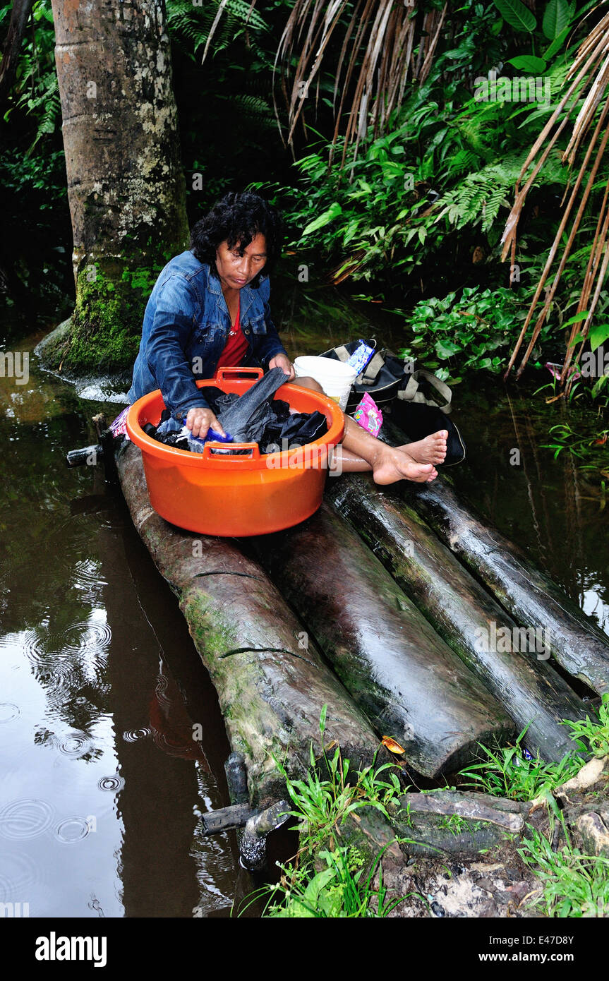 Indian women bathing washing clothes hi-res stock photography and ...