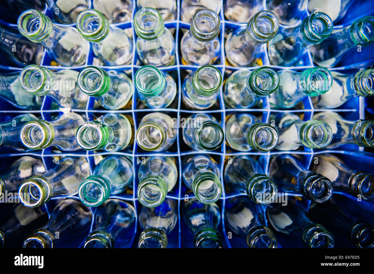 Empty soft drinks bottles in a crate Stock Photo - Alamy Empty soft drinks bottles in a crate Stock Photo - Alamy