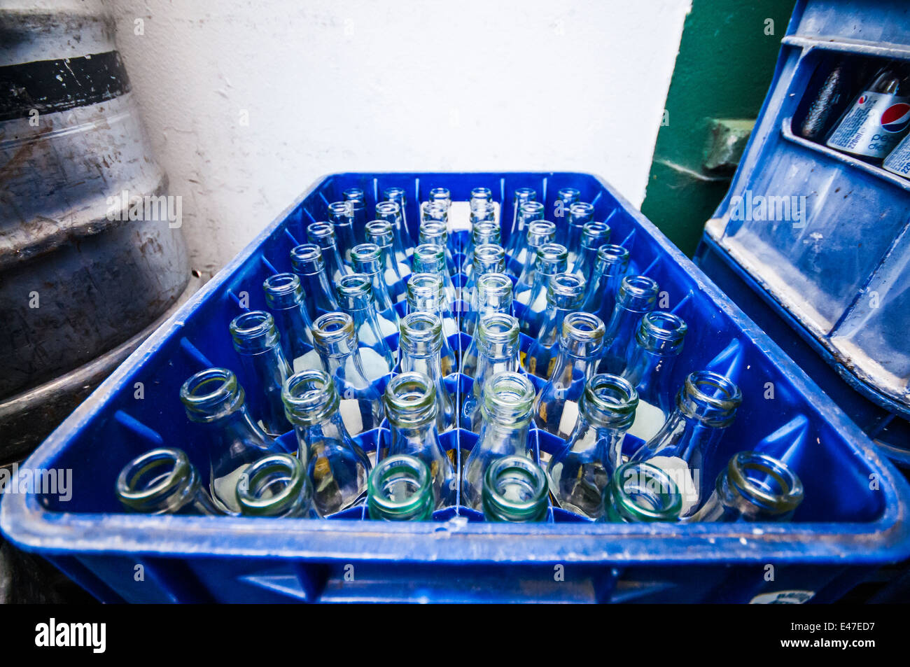 Empty soft drinks bottles in a crate Stock Photo - Alamy Empty soft drinks bottles in a crate Stock Photo - Alamy