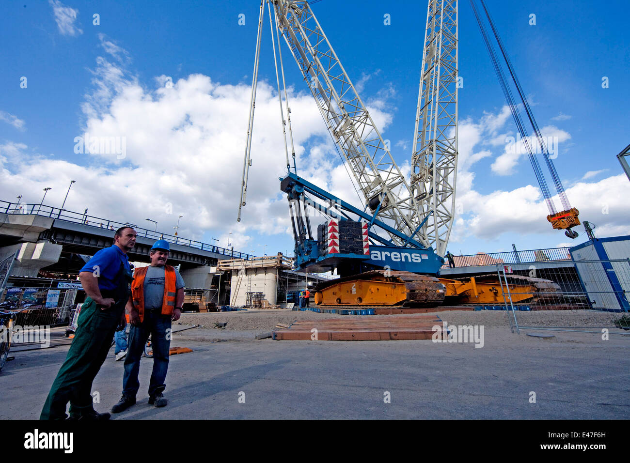Workers building bridge hi-res stock photography and images - Alamy