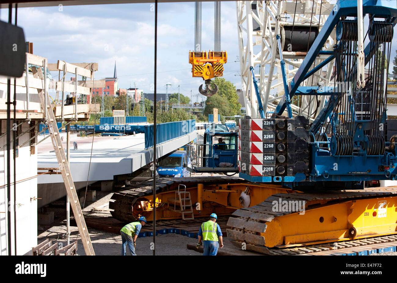 Workers building bridge hi-res stock photography and images - Alamy