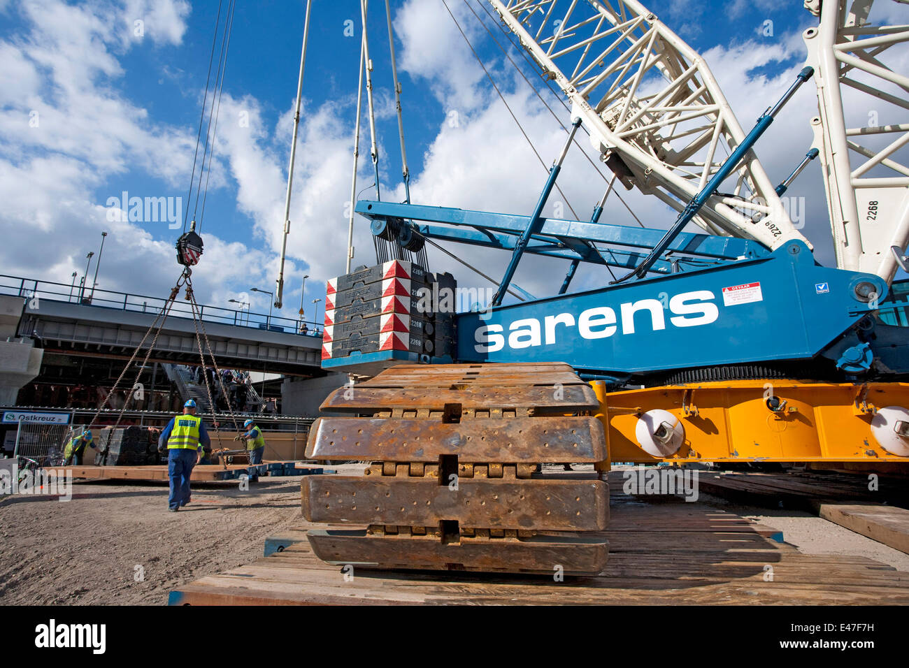 Workers building bridge hi-res stock photography and images - Alamy