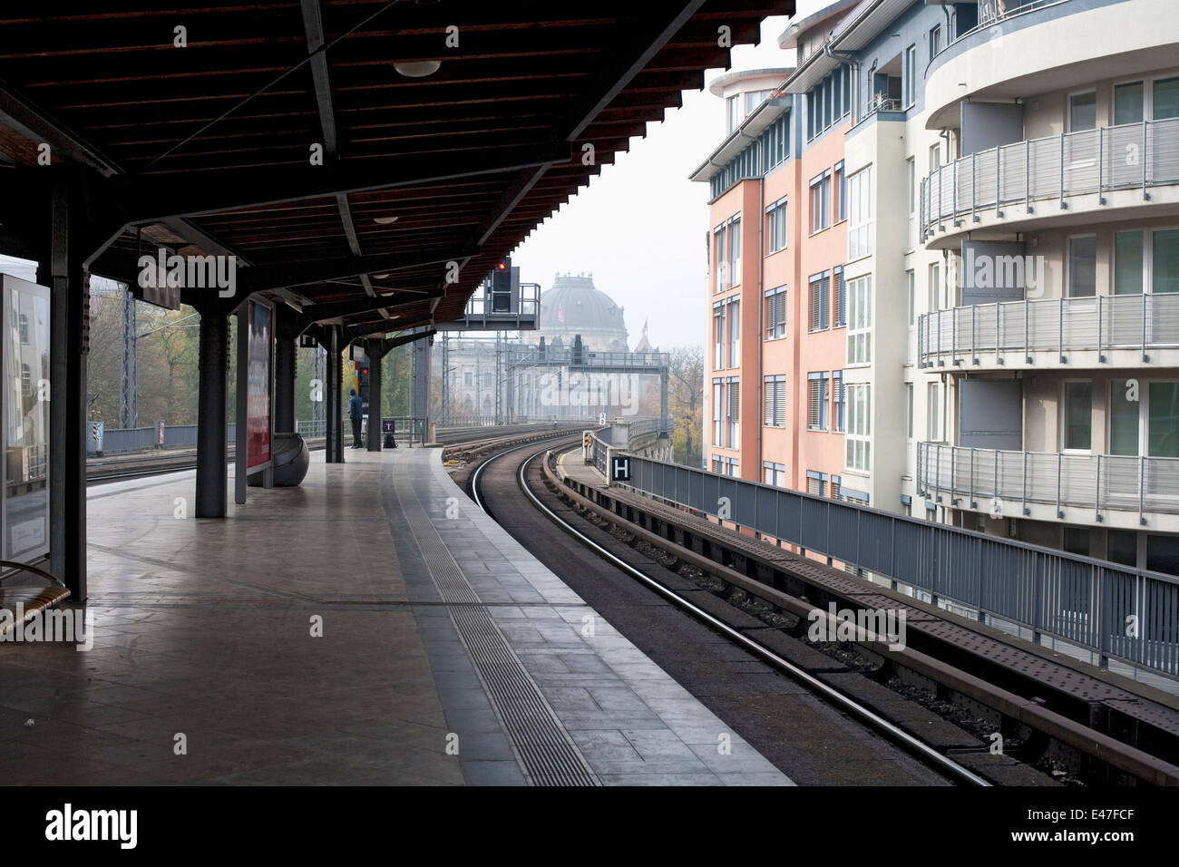 Empty rail platform hi-res stock photography and images - Alamy
