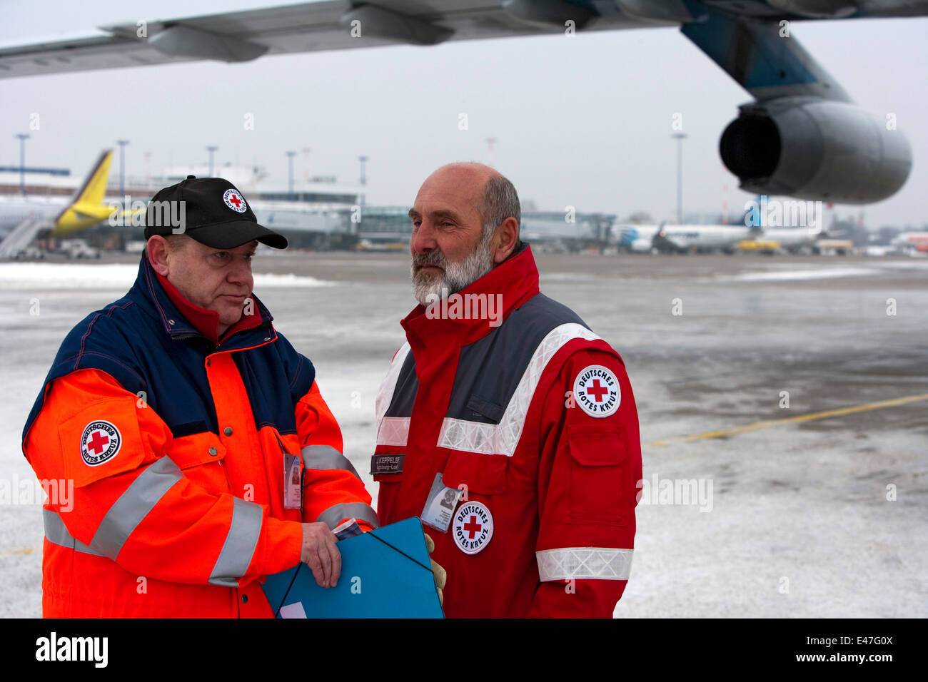 Red cross plane hi-res stock photography and images - Alamy