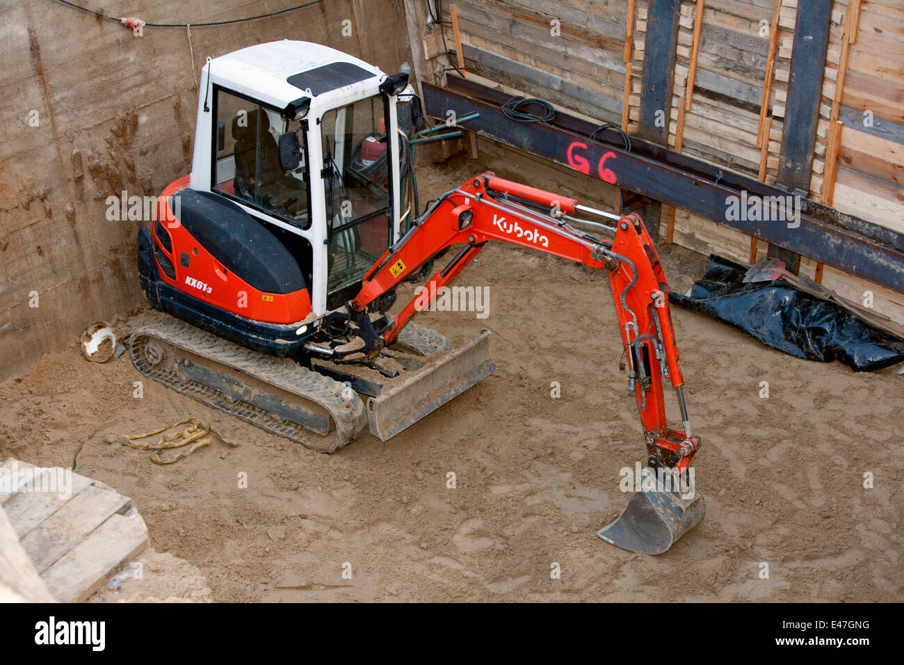 Excavator in construction pit Stock Photo - Alamy