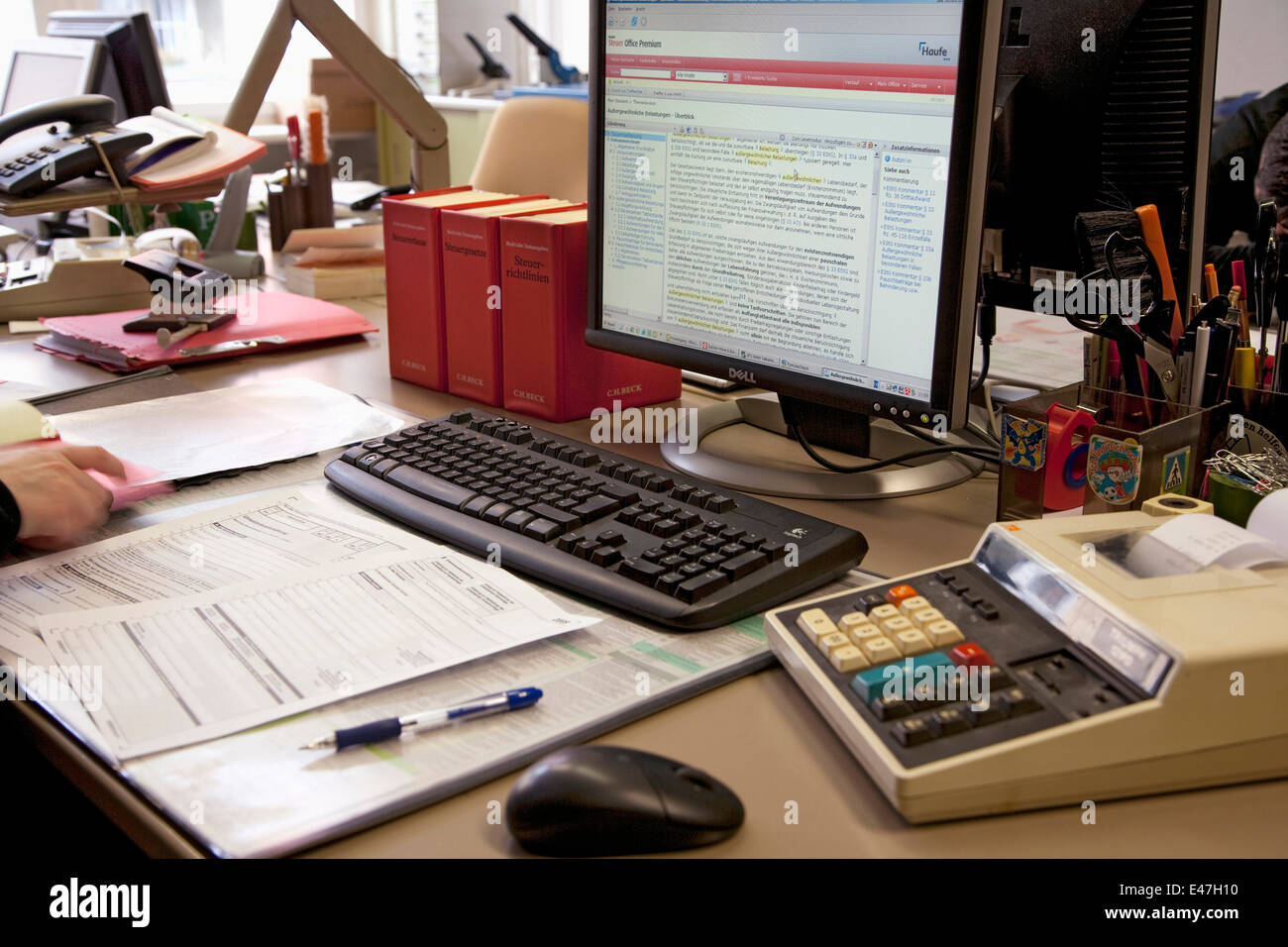 Computer workstation hi-res stock photography and images - Alamy