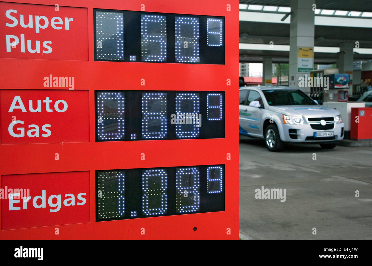 Prices of fuel hi-res stock photography and images - Alamy