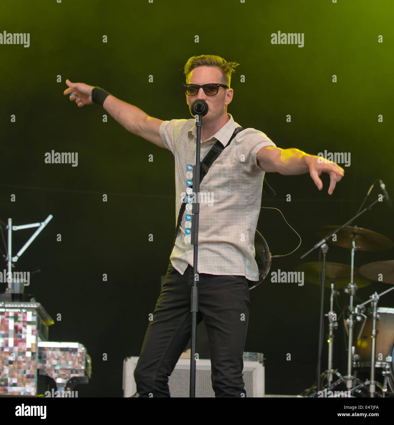 Great Tew, UK. 04th July, 2014. The Feeling, lead singer Dan Gillespie ...