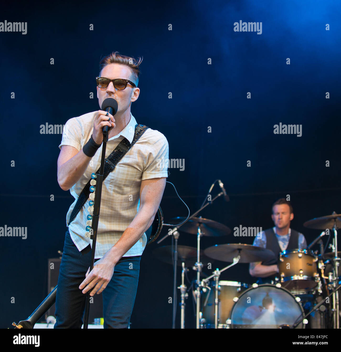 Great Tew, UK. 04th July, 2014. The Feeling, lead singer Dan Gillespie ...