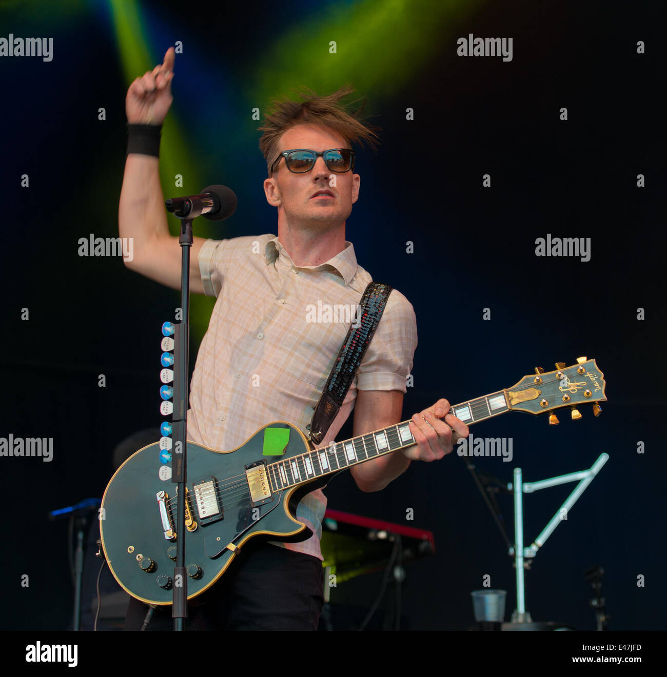 Great Tew, UK. 04th July, 2014. The Feeling, lead singer Dan Gillespie ...