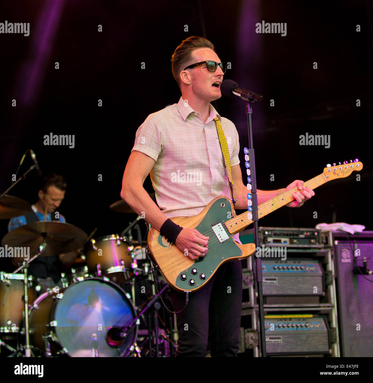 Great Tew, UK. 04th July, 2014. The Feeling, lead singer Dan Gillespie ...