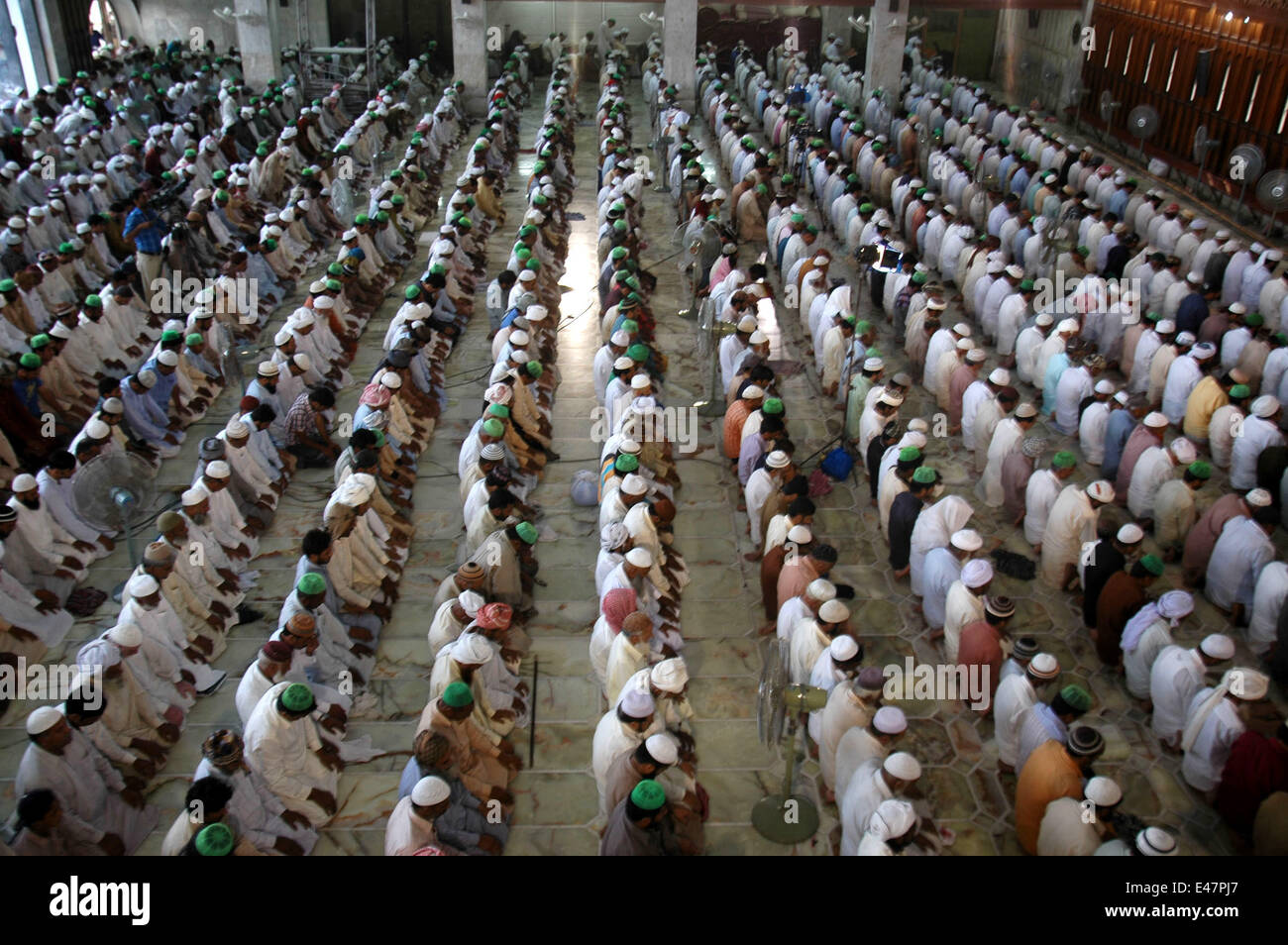 Lahore, Pakistan. 4th July, 2014. Pakistani Muslims offer Friday prayer ...