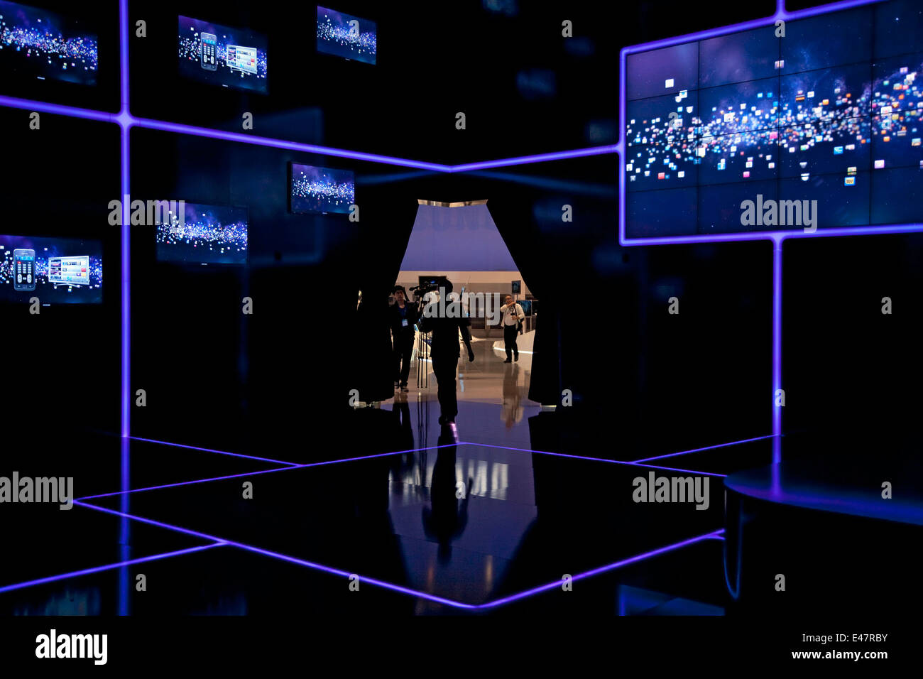 Samsung electronics hi-res stock photography and images - Alamy