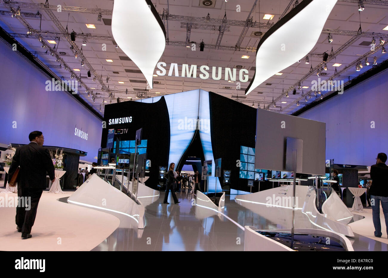 Samsung electronics hi-res stock photography and images - Alamy