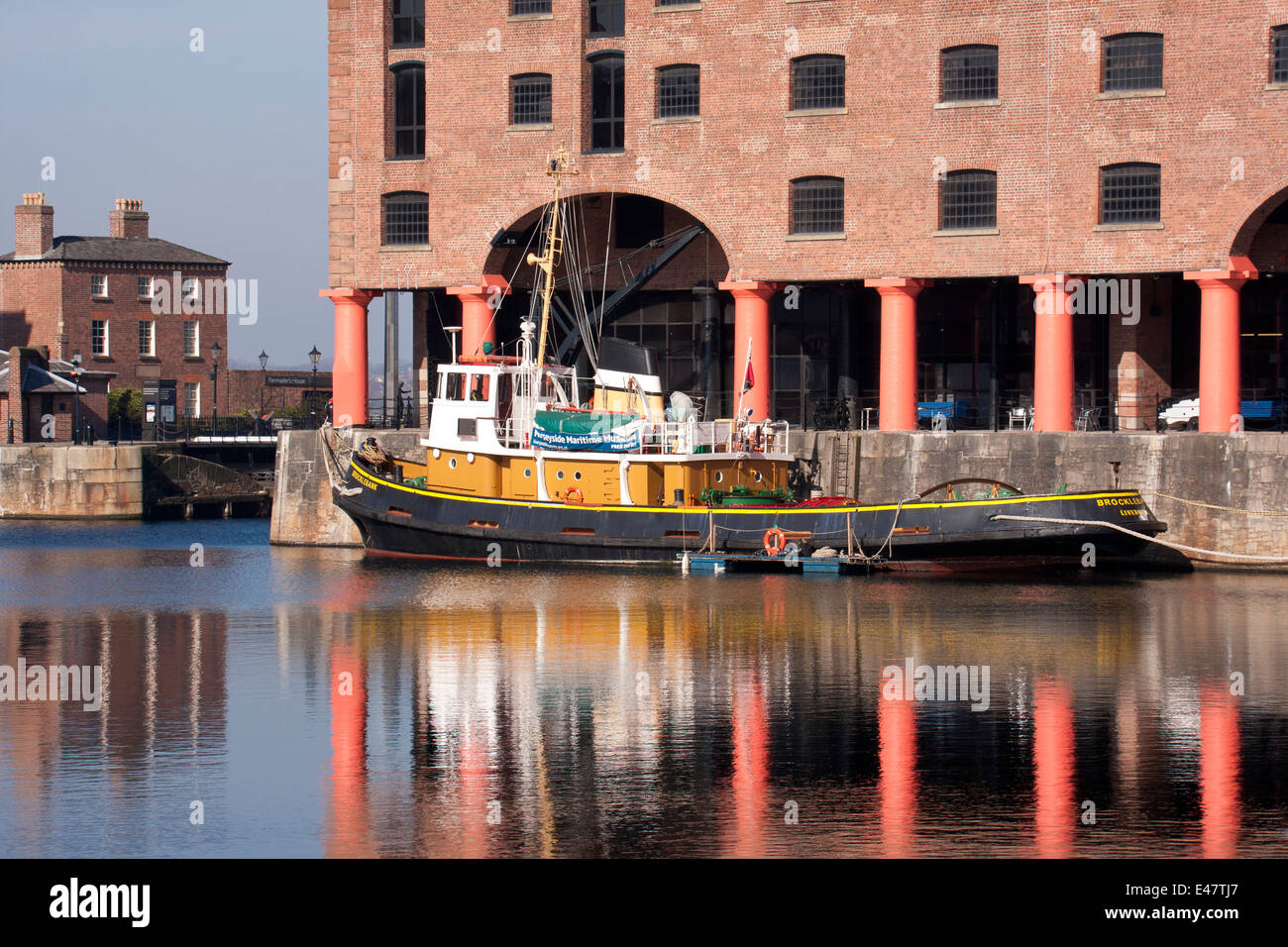 Albert dock liverpool boats hi-res stock photography and images - Alamy