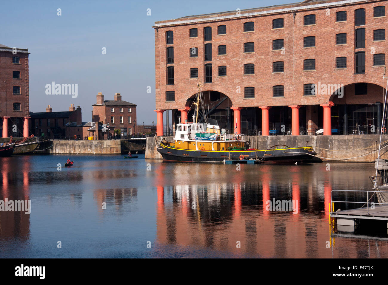 Albert dock liverpool boats hi-res stock photography and images - Alamy