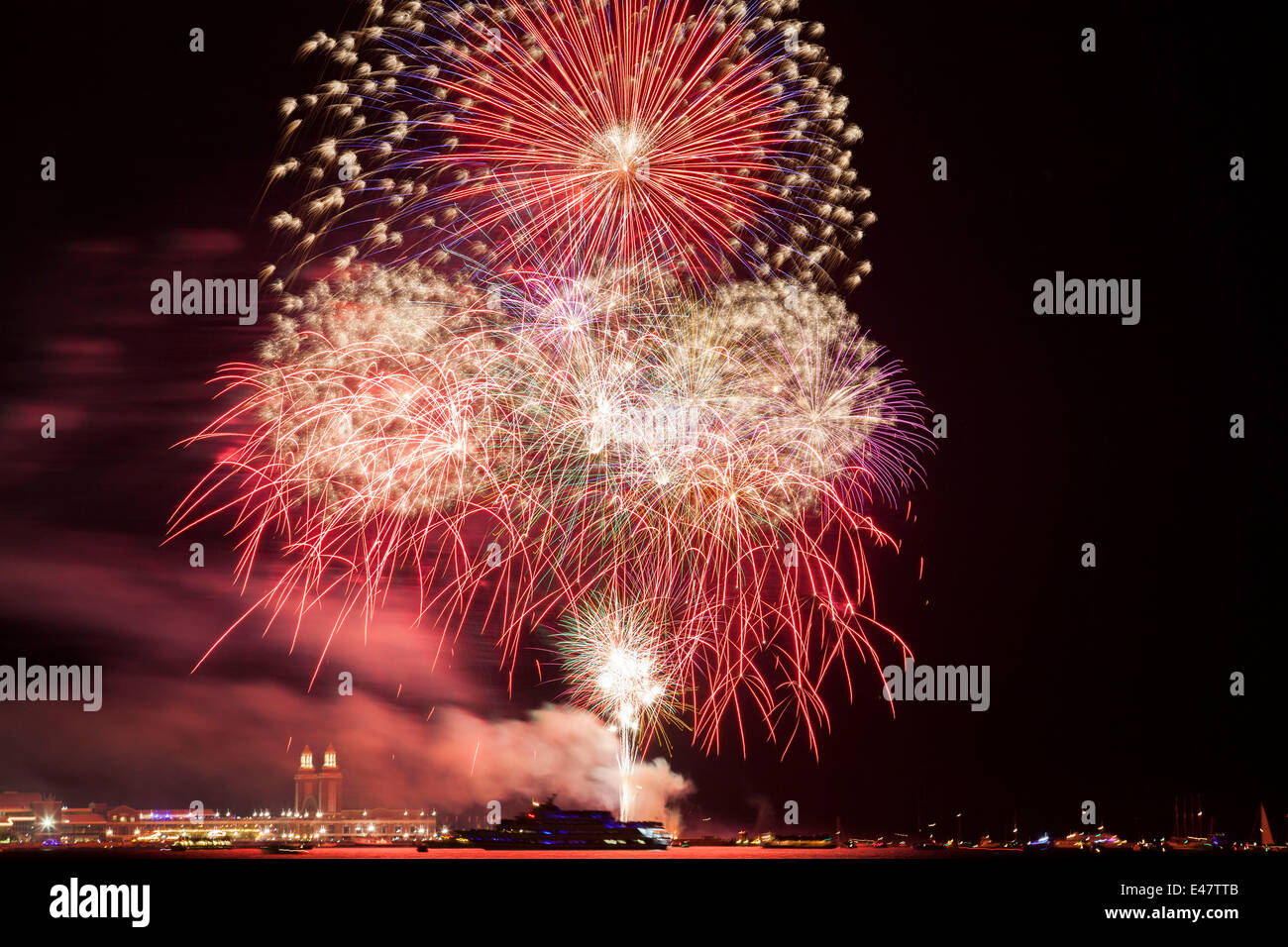 Navy pier chicago fireworks hi-res stock photography and images - Alamy
