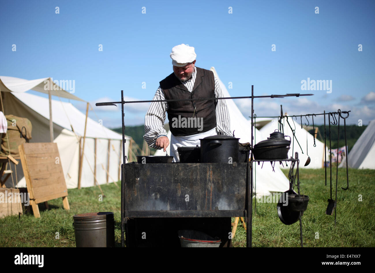 Gettysburg, USA. 4th July, 2014. Steve Pacini, playing a soldier, fries ...