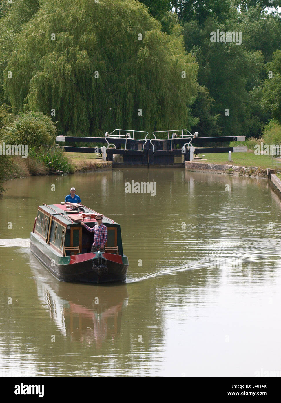 Red and green narrowboat hi-res stock photography and images - Alamy