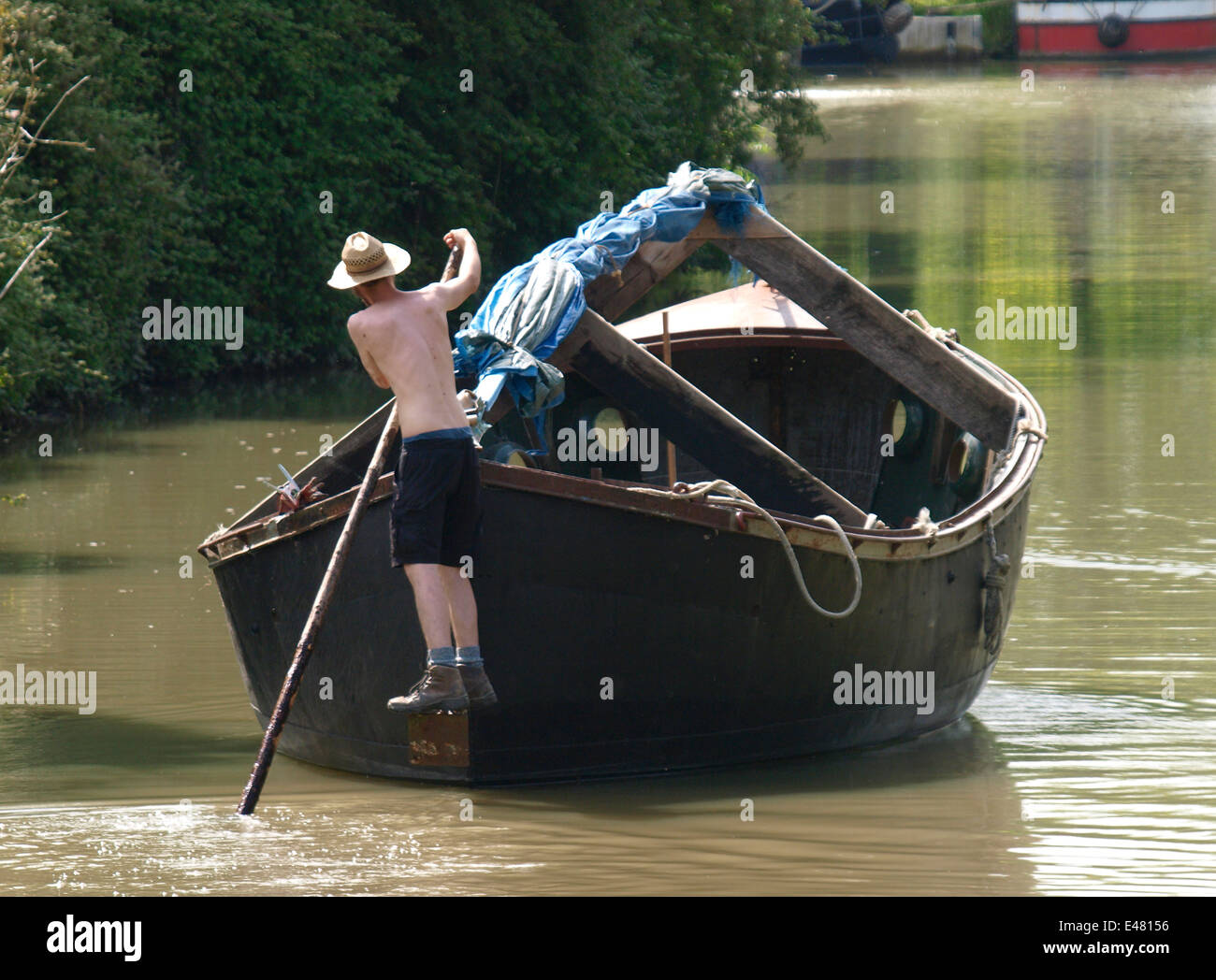Man punting a Boat along the Kennet and Avon Canal, Wiltshire, UK Stock ...