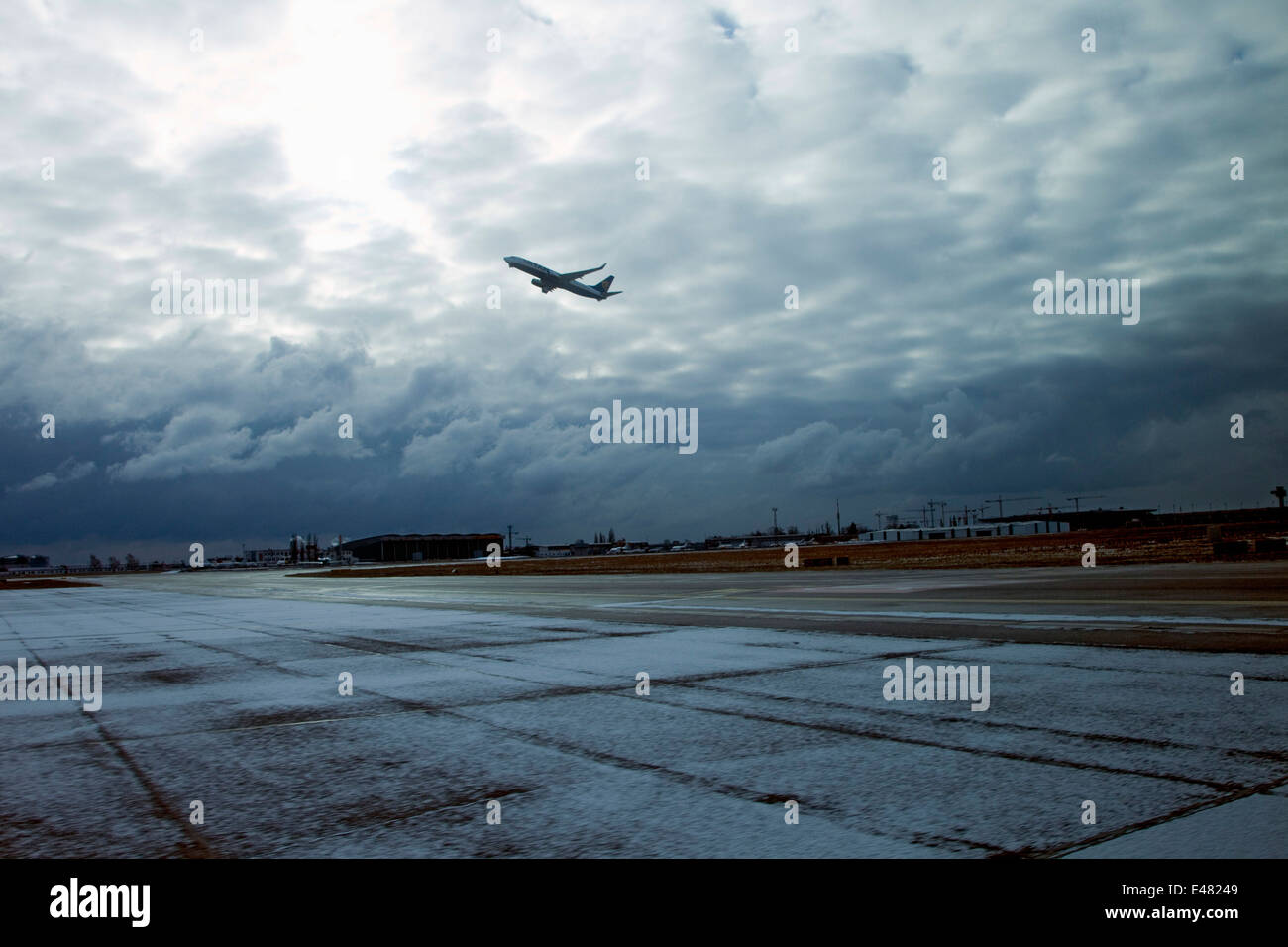 Aircraft starting hi-res stock photography and images - Alamy