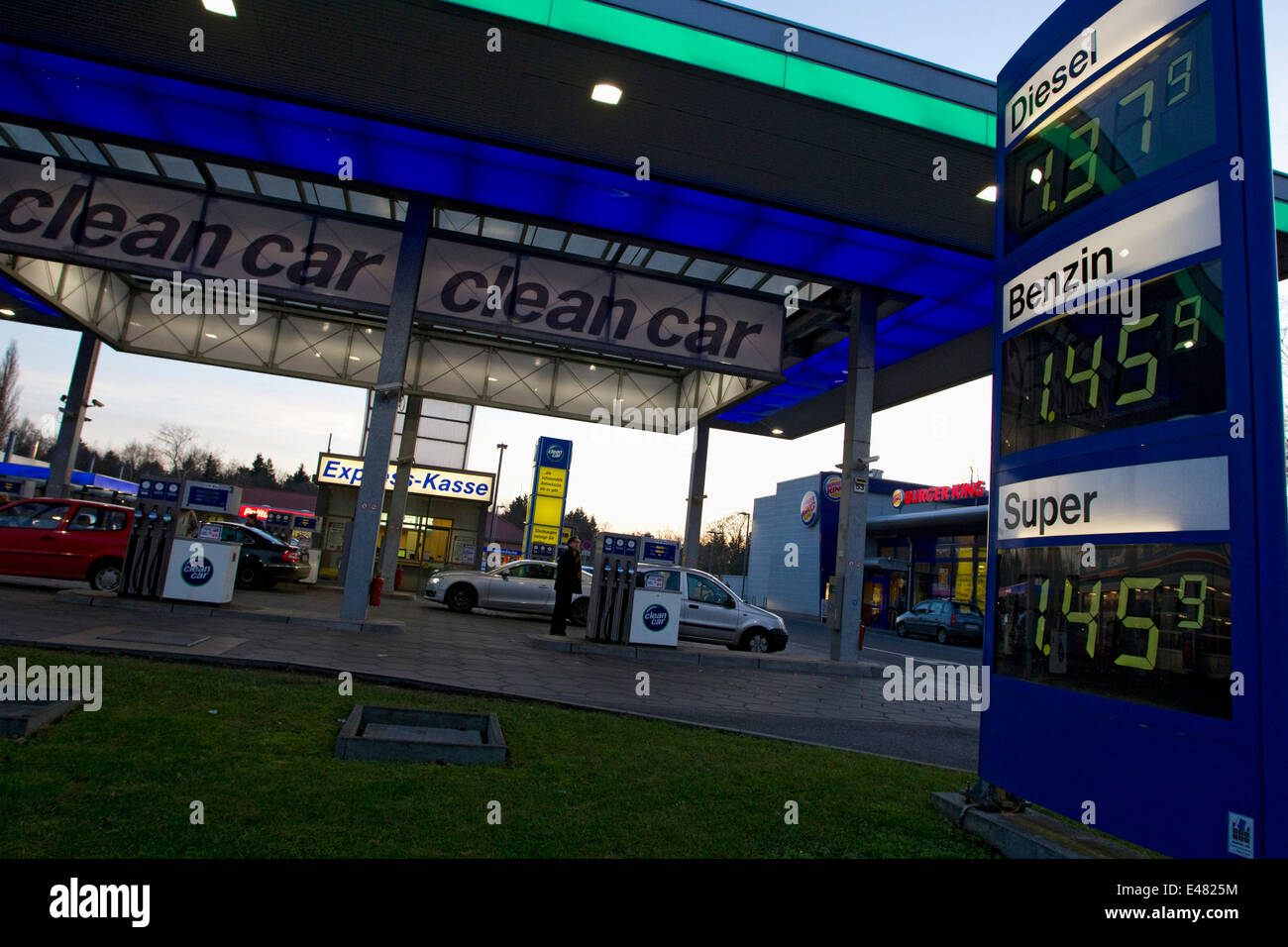 Petrol station indicator hi-res stock photography and images - Alamy