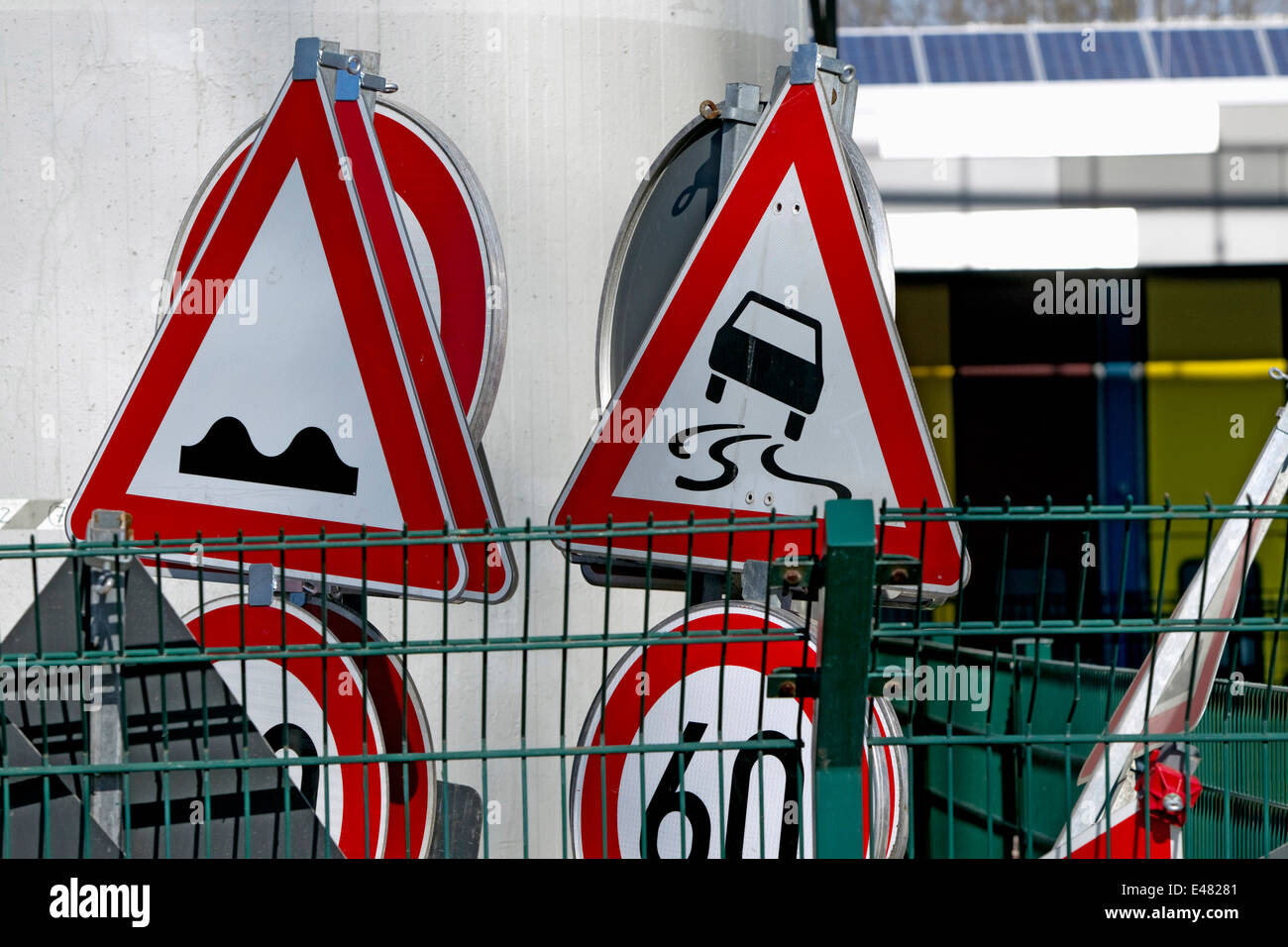 Stock signs hi-res stock photography and images - Alamy