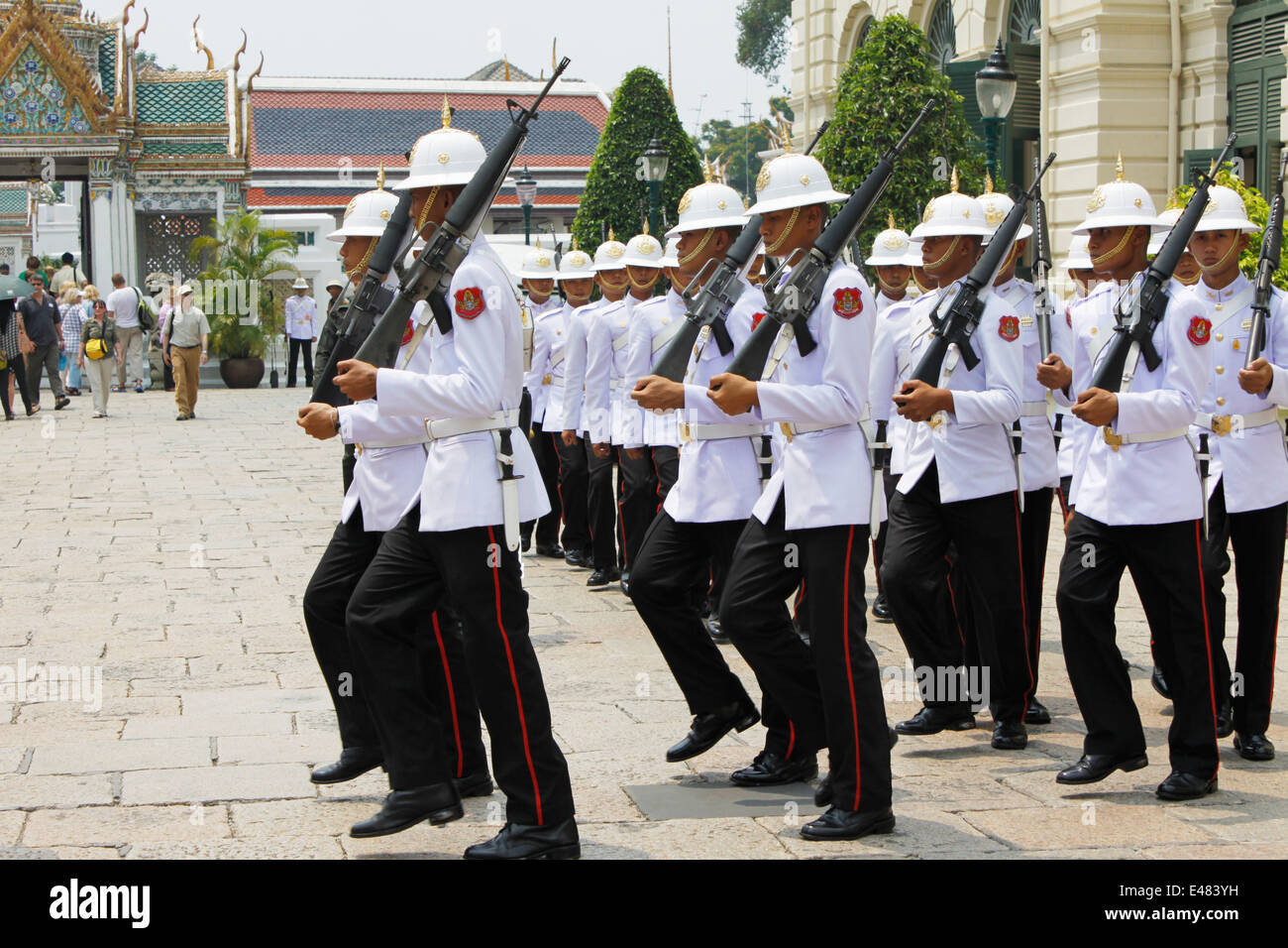 Royal thai army soldiers hi-res stock photography and images - Alamy