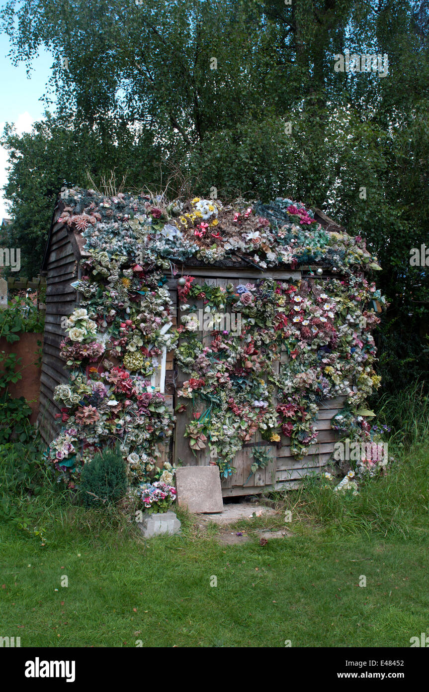 Shed flowers hi-res stock photography and images - Alamy