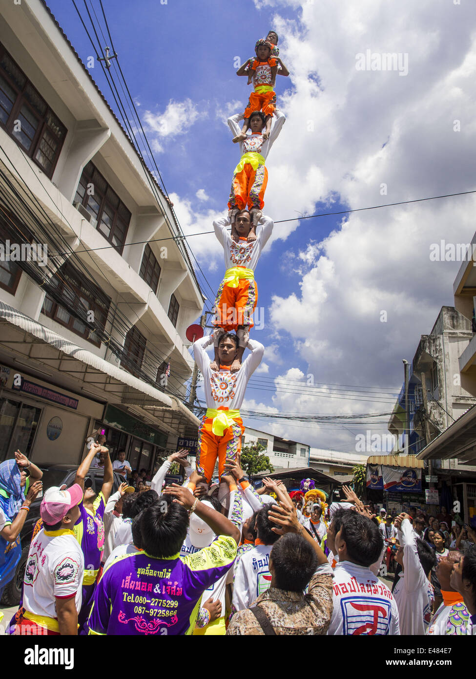 Bankgkok, Thailand. 5th July, 2014. An acrobat team forms a human ...