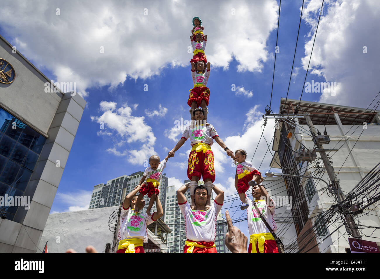 Acrobat pyramid hi-res stock photography and images - Alamy