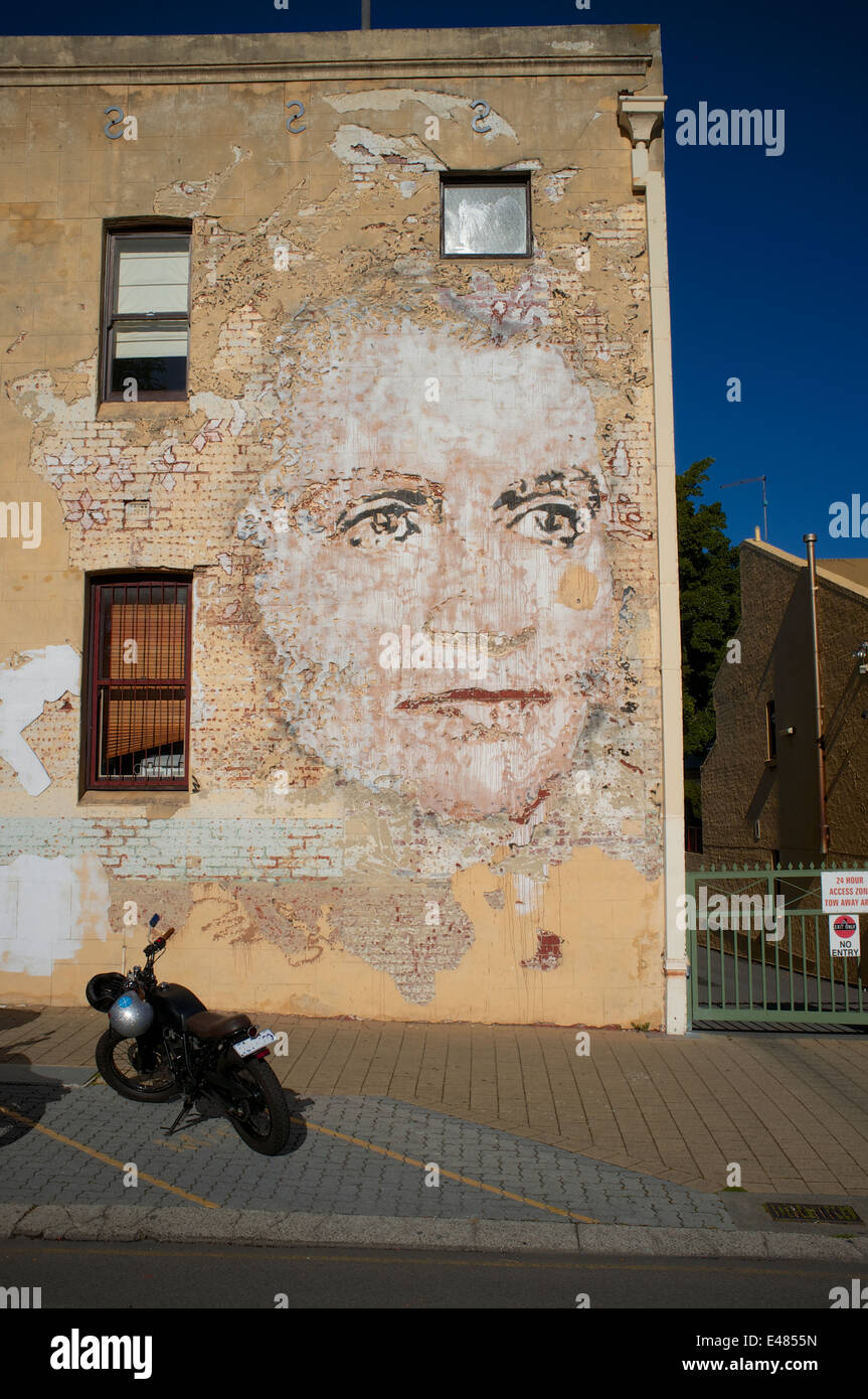 Street art face hi-res stock photography and images - Alamy